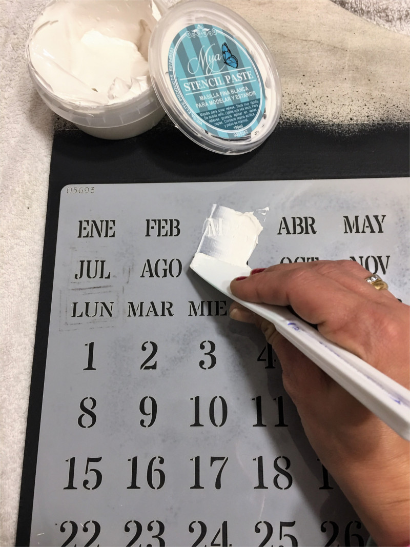 Paint perpetual calendar with spray paint - Pintyplus