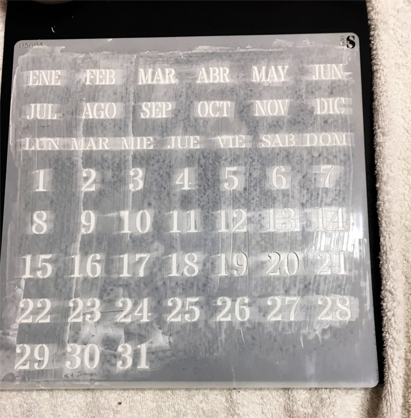 Paint perpetual calendar with spray paint - Pintyplus